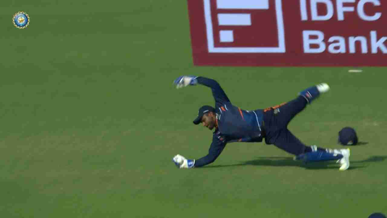 Vijay Hazare Trophy 2023 PQF2: Super grab: Sanju Samson's spectacular ...