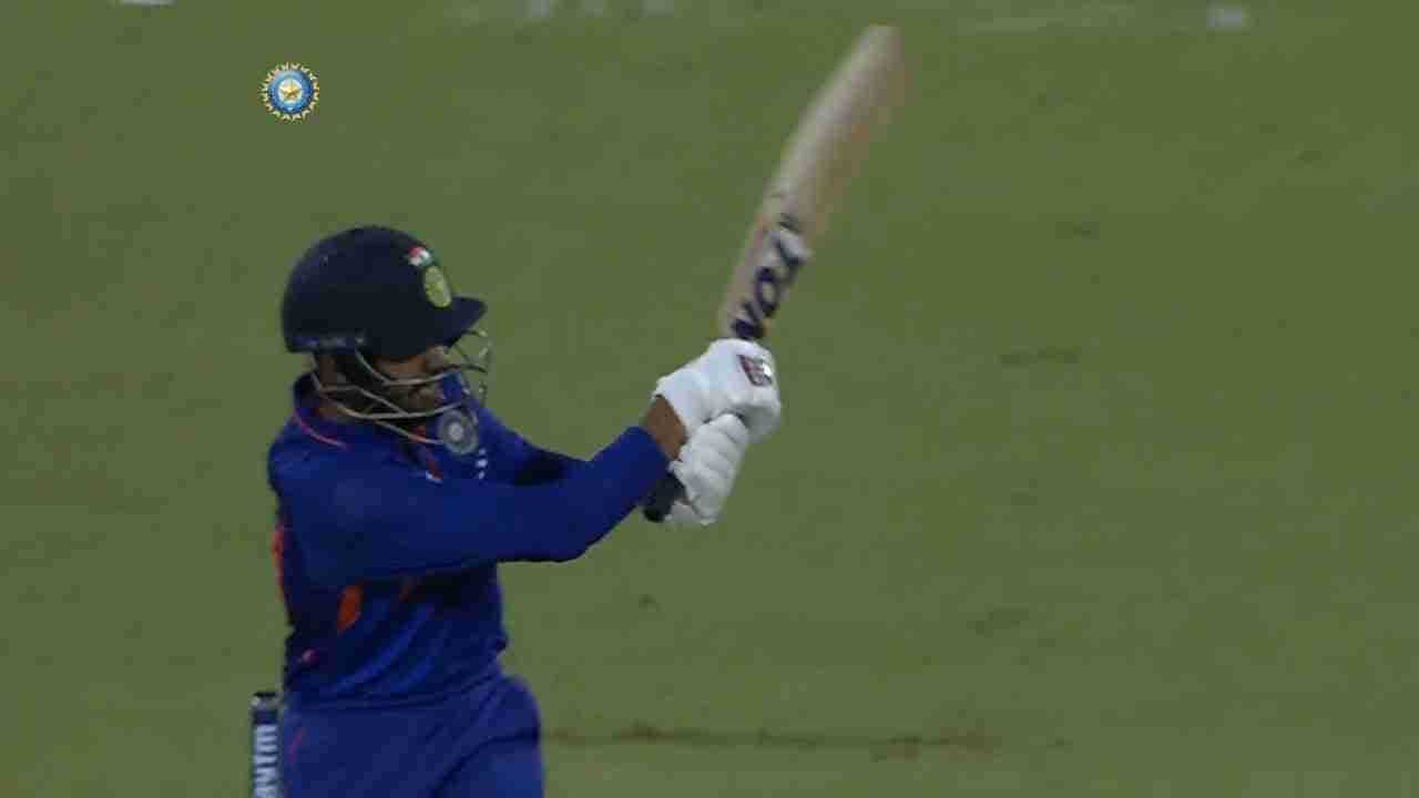 Swatted away: Ruturaj’s flat-bat SIX | BCCI.tv