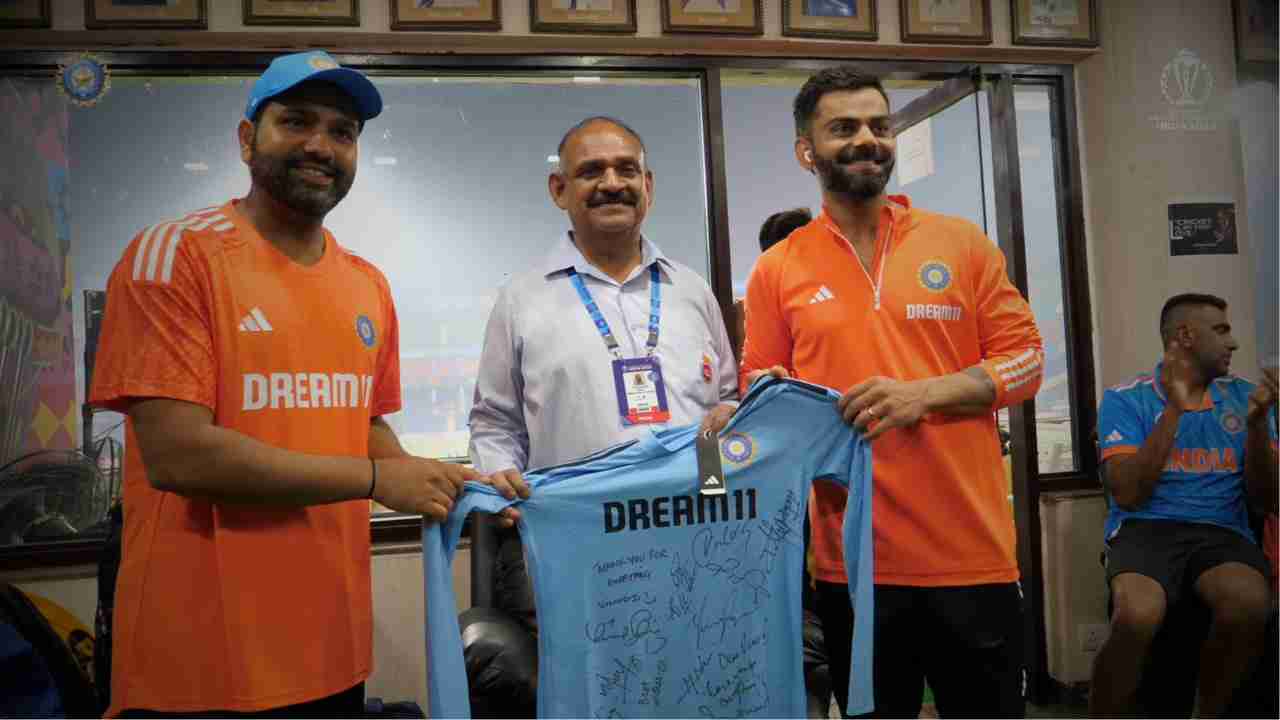 Team India present signed jersey to DDCA dressing room attendant Vinod ...