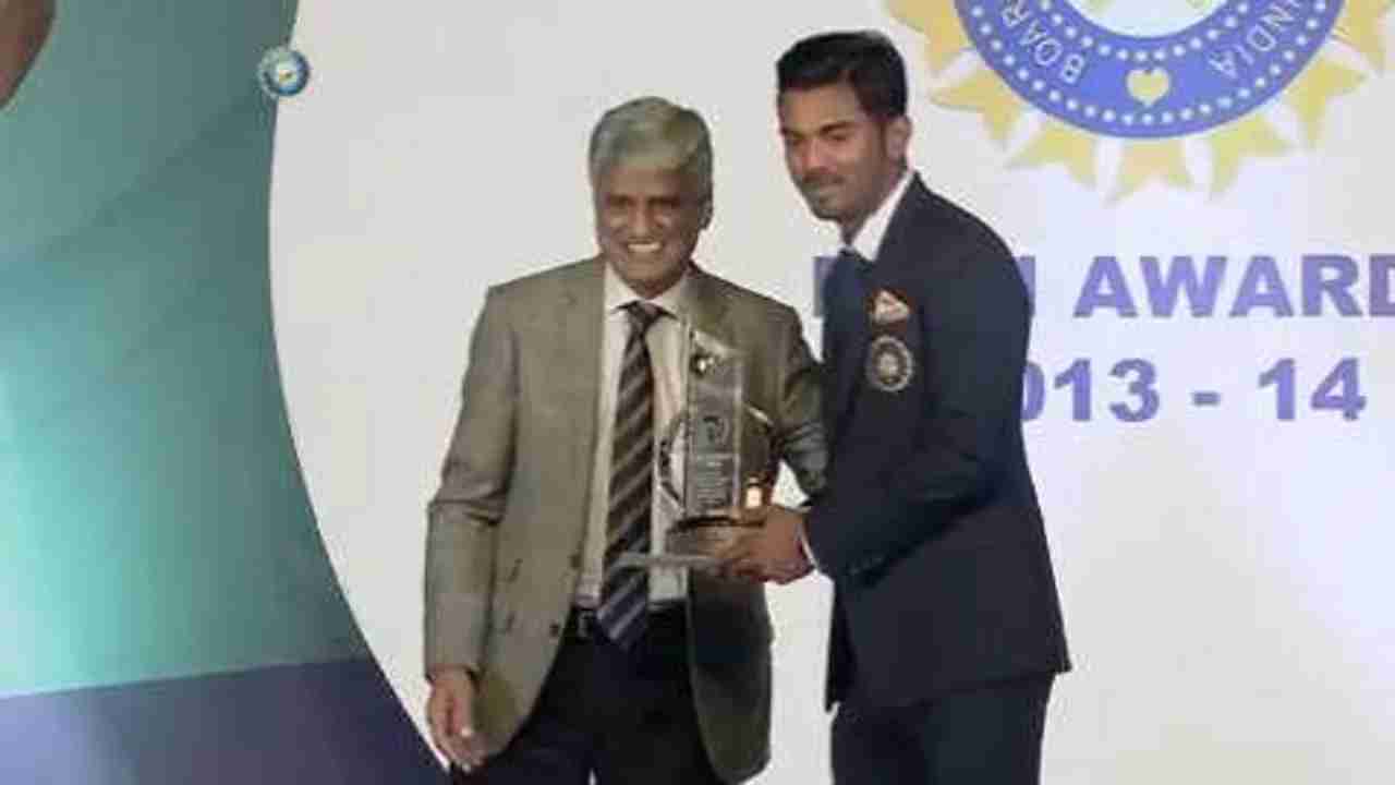 BCCI Awards 2013-14: R Vinay Kumar (KL Rahul collects it on his behalf ...